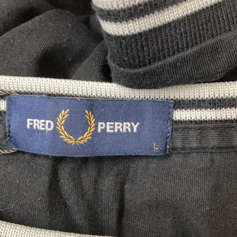T-shirt (Svart) från Fred Perry - Varumärke